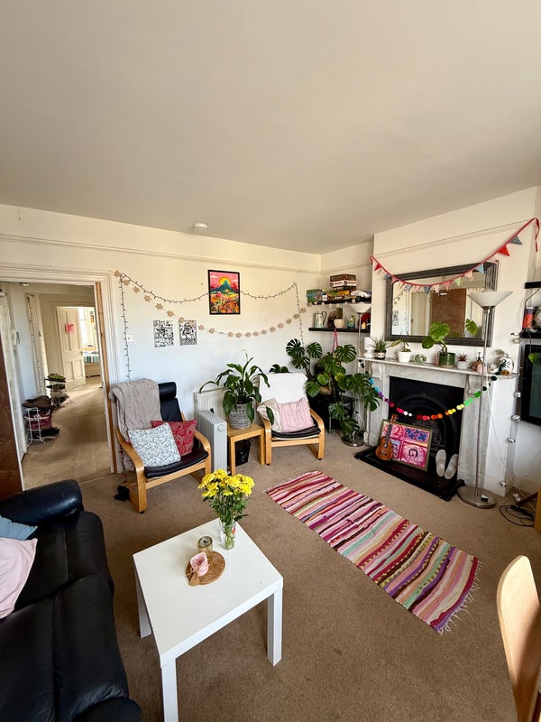 'One bright and spacious room available !!' Room to Rent from SpareRoom