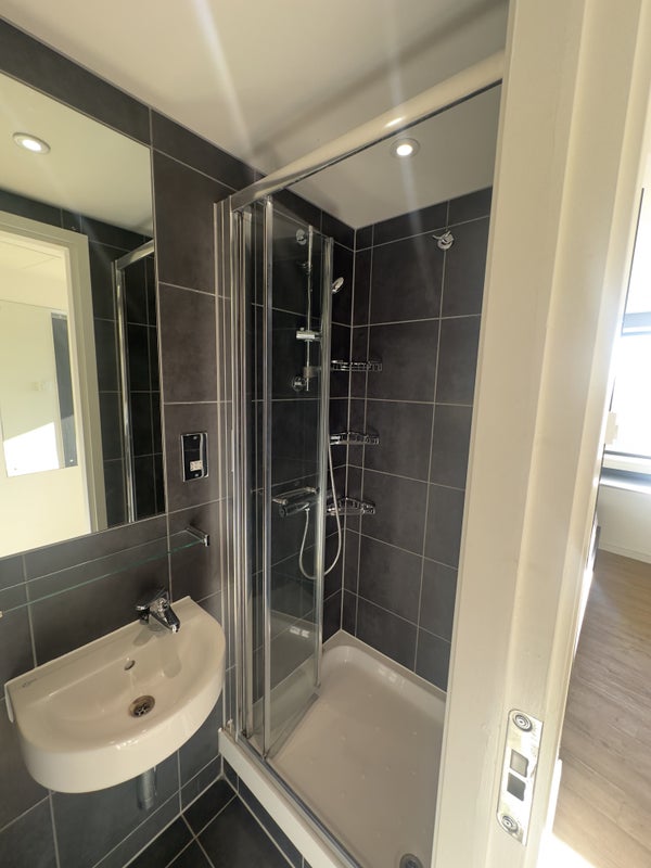 'En-Suite outward facing room Westminster bridge' Room to Rent from ...