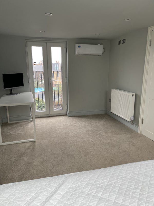 'One double room (en suite) with bills included' Room to Rent from ...