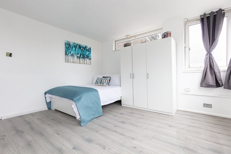 'Eye-Catching Double Room In Posh Apartment' Room to Rent from SpareRoom
