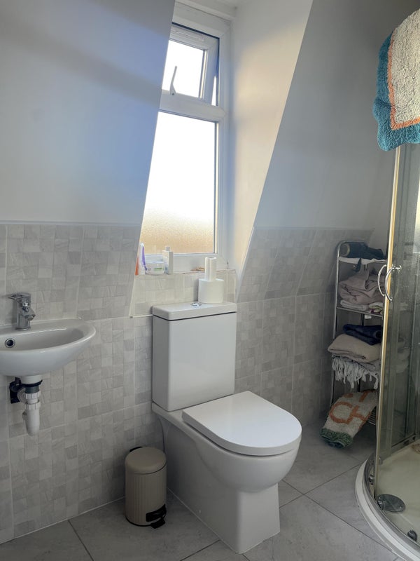 'Sunny flat in lovely Stoke Newington ' Room to Rent from SpareRoom