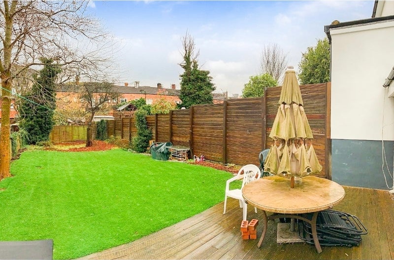 'Spacious room in Hendon next to MDX uni' Room to Rent from SpareRoom