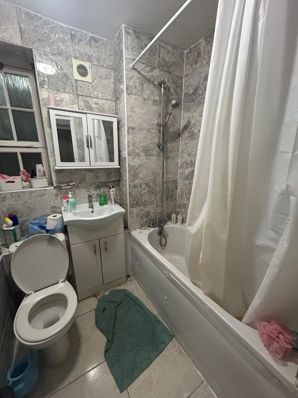 'Double bedroom in a shared flat in Vauxhall' Room to Rent from SpareRoom