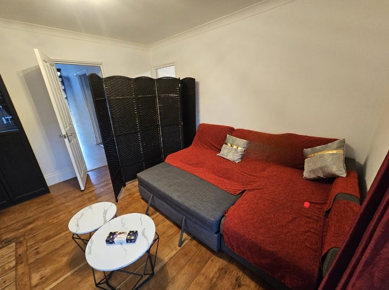 'Fully Furnished & Newly Renovated 1-Bedroom Flat' Room to Rent from ...