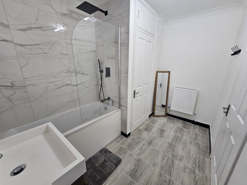 'Fully Furnished & Newly Renovated 1-Bedroom Flat' Room to Rent from ...