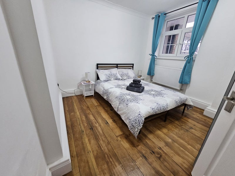 'Fully Furnished & Newly Renovated 1-Bedroom Flat' Room to Rent from ...
