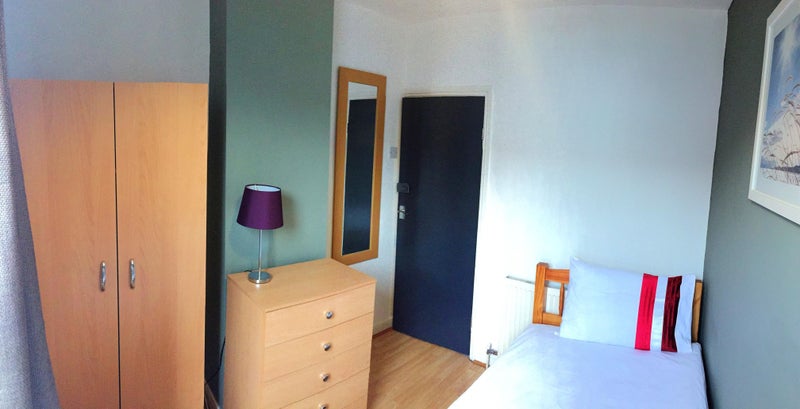 'Simple, Stylish Single Room in Friendly Home share' Room to Rent from ...