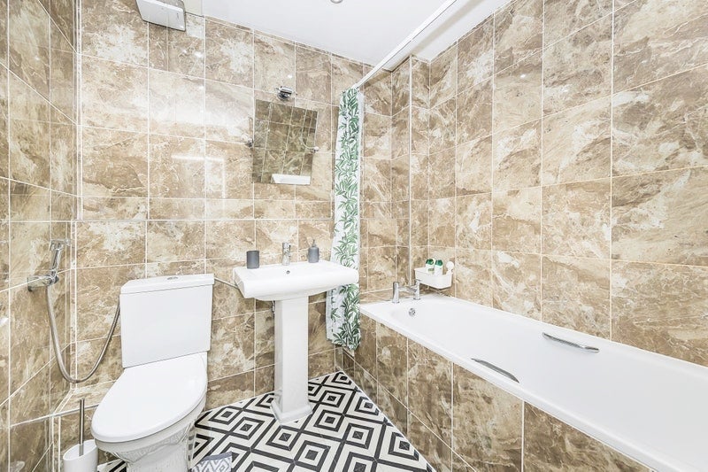 'Spacious Room in Modern Flat / Liverpool St' Room to Rent from SpareRoom