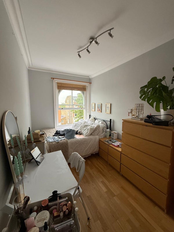 'Bright 2-Bedroom Flat in Clapham South ' Room to Rent from SpareRoom