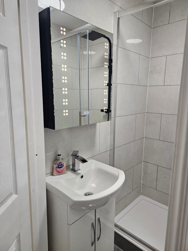 'Ensuit available for females ' Room to Rent from SpareRoom