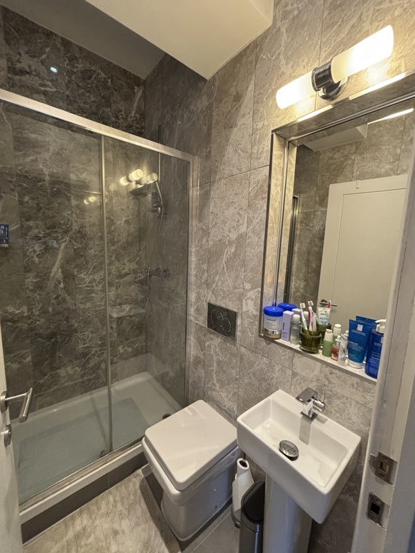 'Bright Double Ensuite Room in Hackney Central ' Room to Rent from ...